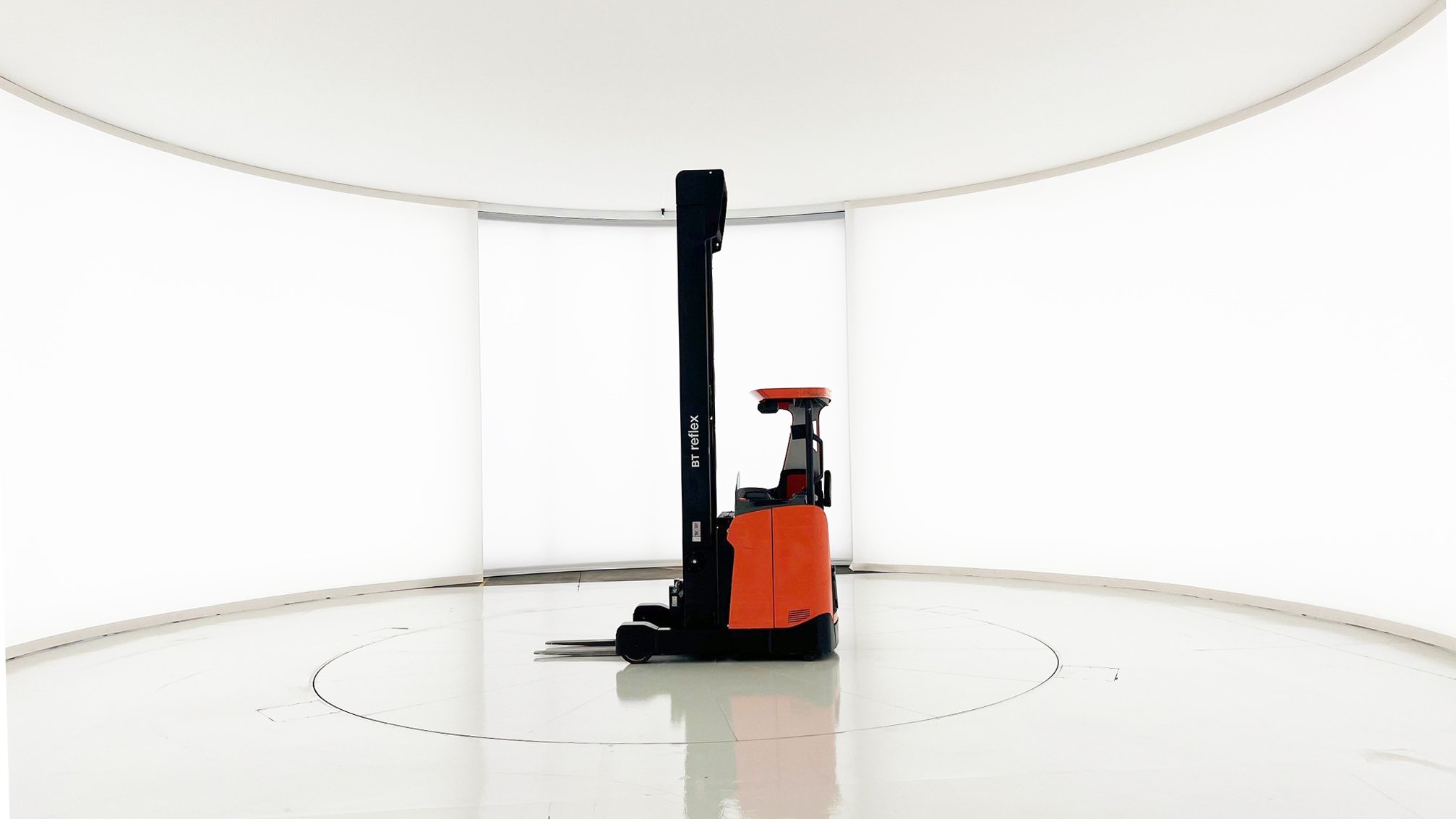 The 360 forklift photo studio | Lisman Forklifts